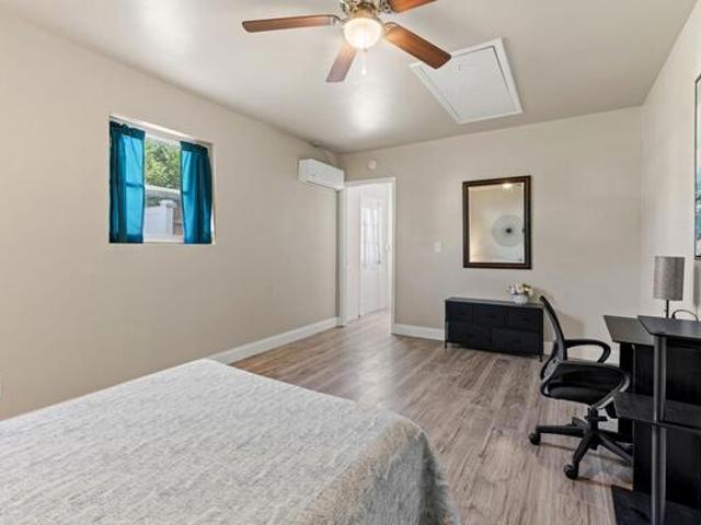 Newly renovated & comfortable Tampa House with Dining area. Close to USF. RIGHT NEAR BUS STOPS