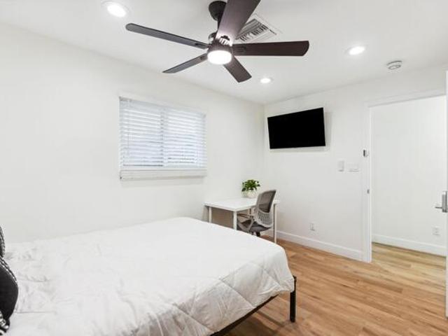 Newly renovated close to Public Transportation & Groceries
