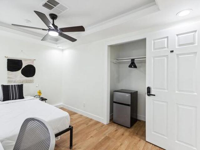 Newly renovated close to Public Transportation & Groceries