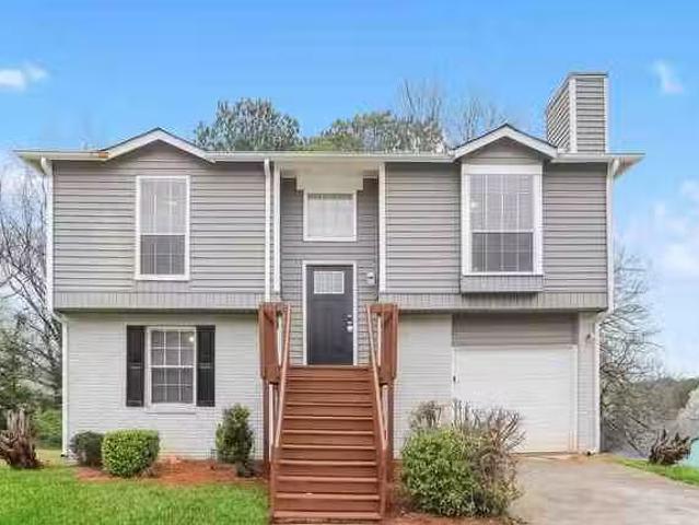Newly Renovated! Available for immediate move in! 2606 Foxhal.