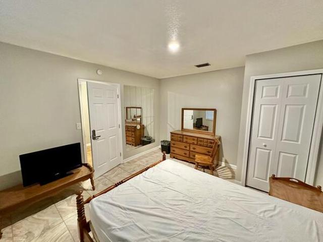 NEWLY RENOVATED beautiful Hillsborough River Tampa House with Dining area. High quality & cozy with Office area