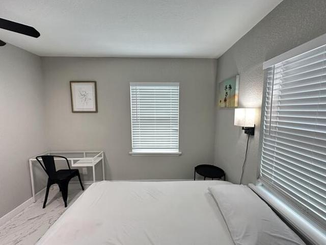Newly renovated & beautiful Houston Duplex / Multiplex with Workspace