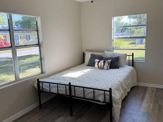 Newly renovated & beautiful Lakeland metro/ Mulberry House with Dining area