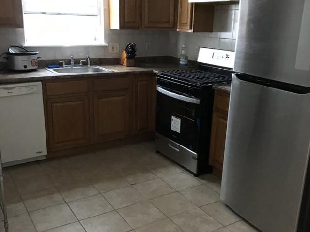 Newly renovated bedroom w bath for rent