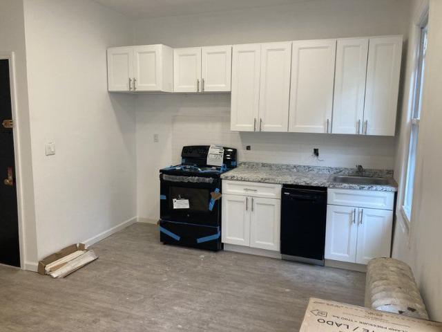 Newly Renovated Bedroom, New Appliances Sunny Rm!