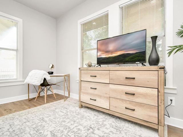 Newly renovated Eado Home with Patio seating area Close to Metro rail