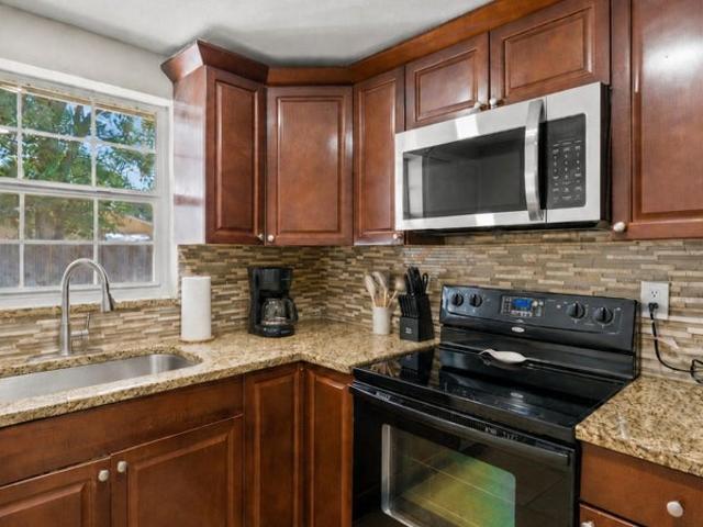 Newly Renovated Executive Home | Near Airport, Do
