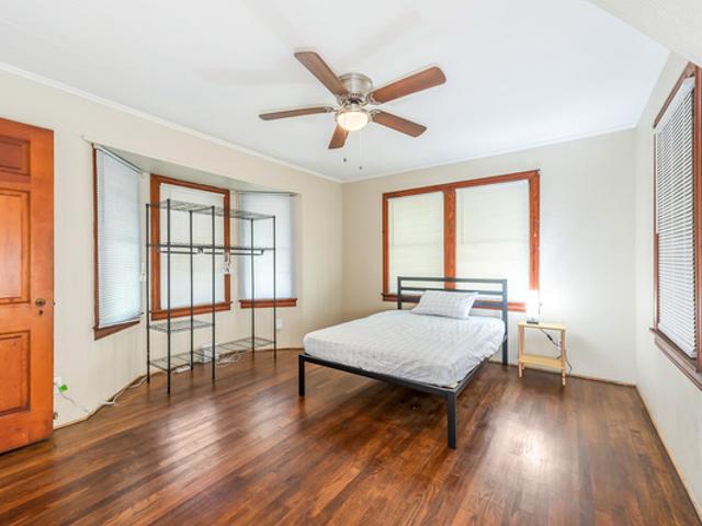 Newly renovated Fort Worth House. Dining area, work space, and PRIVATE bathrooms for each tenet!