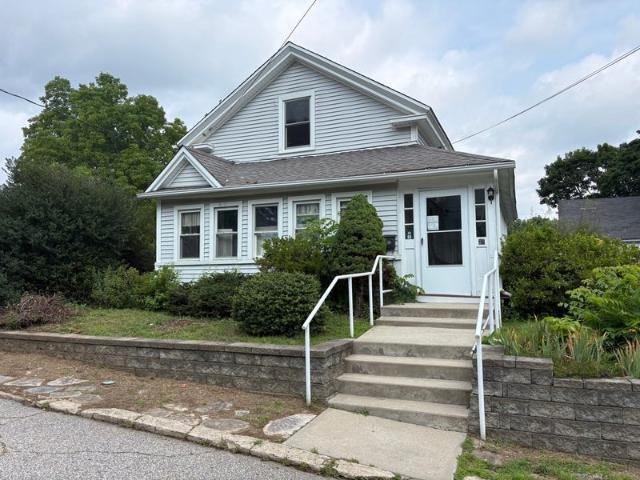 Newly renovated farmhouse in town