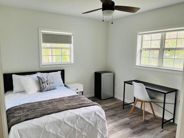 Newly Renovated Fruitland Park House, 3 minute walk to bus stop
