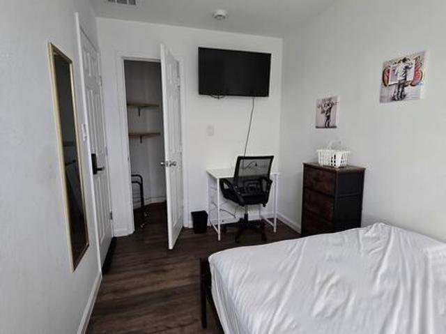 Newly Renovated Home in Dallas – Strategic Location close to White Rock Lake, Downtown Dallas and Garland | Easy Access to I 30 & 635 | 2–4 min to Grocery & Restaurants | TV Included | Backyard Parking