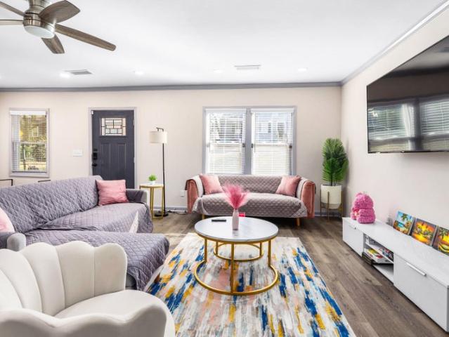 Newly Renovated home near public transit | WFH Fri