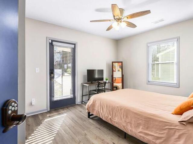 Newly Renovated home near public transit | WFH Friendly