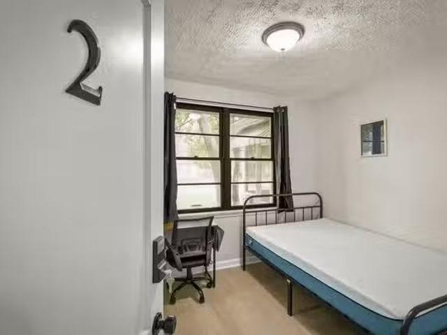 Newly renovated & high quality Jacksonville House with Dining.