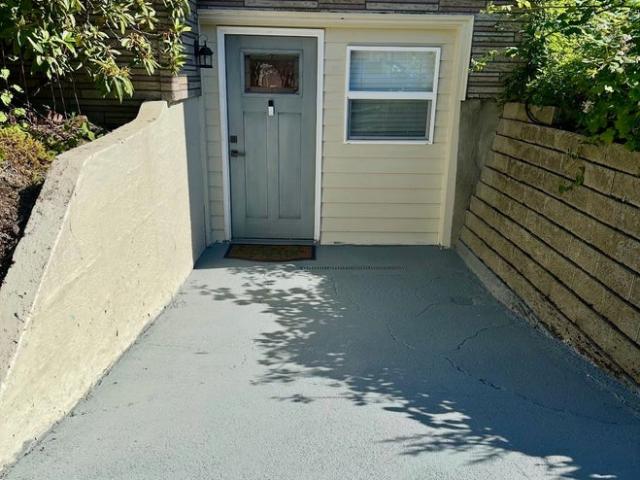 Newly renovated lower unithighly sought after Gree