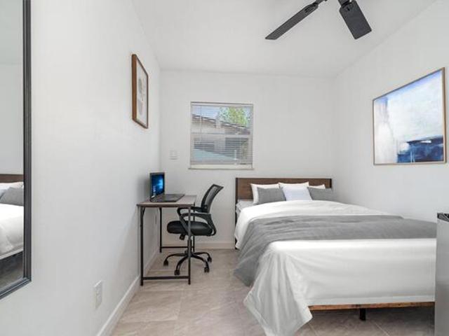 Newly renovated & modern Orlando House near Kirkman / MetroWest. Minifridges, WiFi, wired internet in all rooms