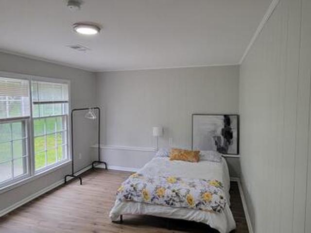 Newly renovated & modern Blue Springs House with Dining area