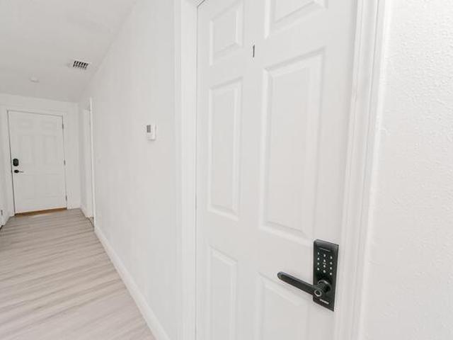 Newly renovated & modern Sanford Duplex / Multiplex with Dining area