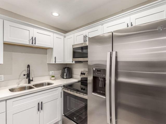 Newly renovated Mesa apt wfully furnished kitchen