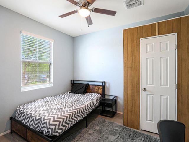 Newly renovated & spacious Buckeye House with Dining area