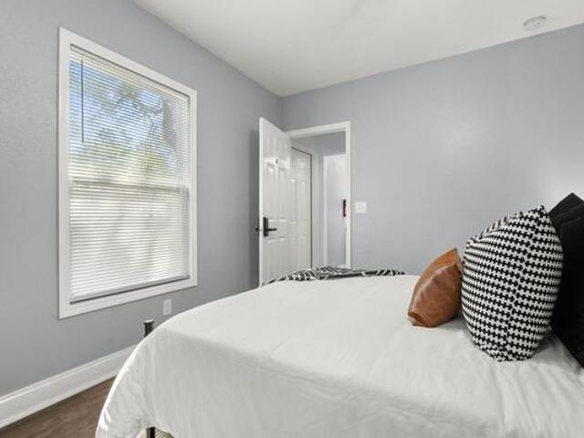Newly renovated & spacious St. Petersburg House with Dining area
