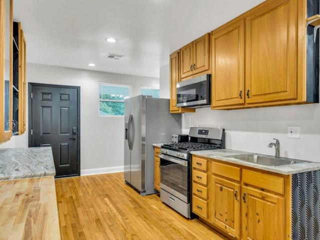 Newly Renovated Stylish Home with Private Bathroom