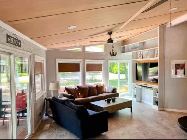 Newly renovated, quiet, walk to beach. Large fenced private ya.