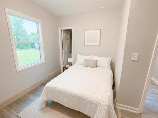 Newly Renovated Rooms in Deerwood Near Greenbriar Mall Spacious + 2 Fridges!