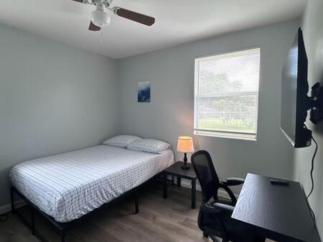 Newly Renovated Rooms Walk to Walmart & Transit