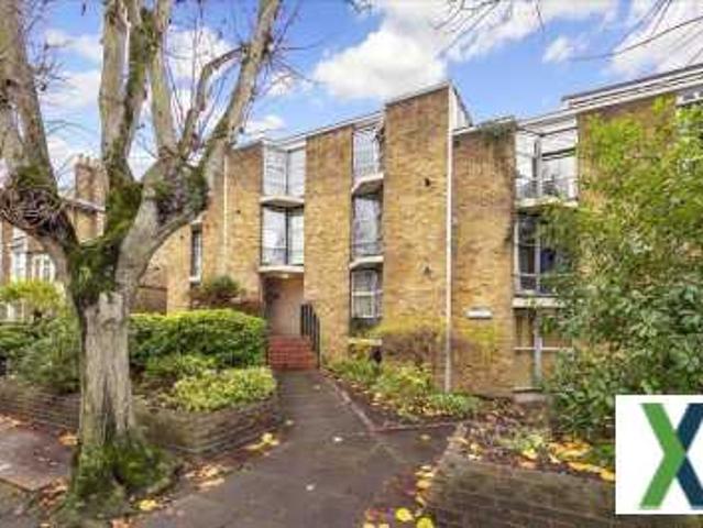 Newly redecorated large Studio Apartment in Chiswick close to Gunnersbury Station