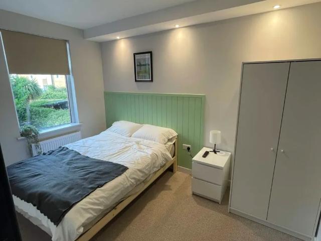 Newly refurbed 6 Bed HMO with en suites Room 2
