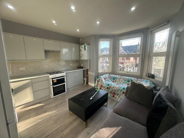 Newly Refurbished 4 Bed Duplex Apartment! East Ham