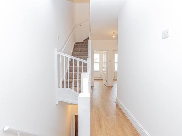 Newly refurbished 4 bedroom duplex flat