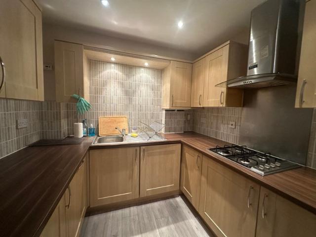 Newly Refurbished 2 Bed Apartment! W/ Parking