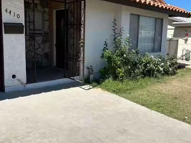 Newly refurbished 2B/1BA! Great access to freeway! Ample moder.