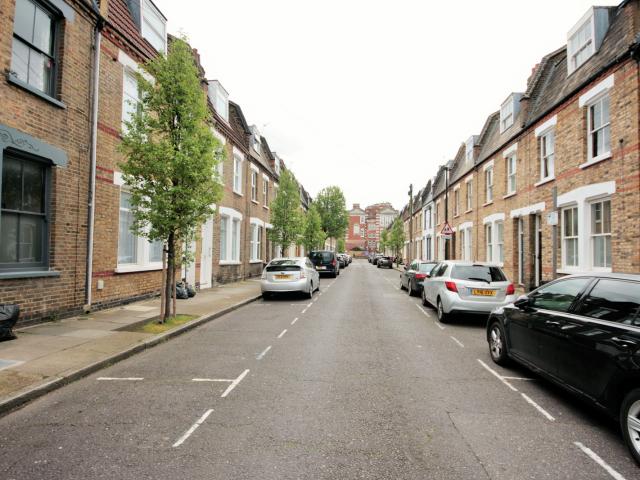 Newly refurbished 3 Bedroom with roof terrace in Stepney Green E1