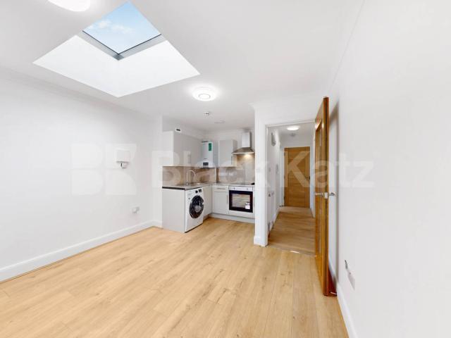 Newly refurbished two bed mins to Queens Park tube and shops