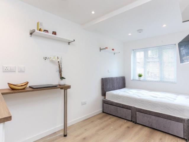 Newly refurbished bedsit very close to the central