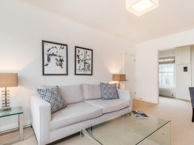 Newly Refurbished Fifth Floor One Bedroom Apartment with Porter & Gardens