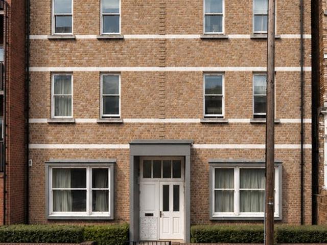 Newly Refurbished Flats | 4 Mins to Clapham North