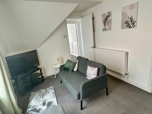 Newly refurbished, furnished two bedroom flat