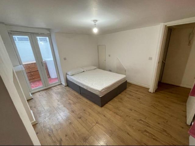 Newly Refurbished Large Studio with Double Bedroom