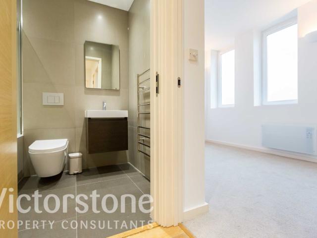 Newly refurbished one bedroom apartment with canal views