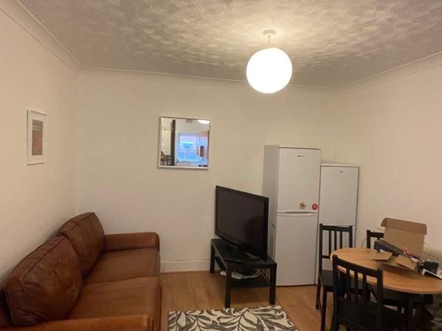 Newly refurbished professional house share near Highfield Room 1