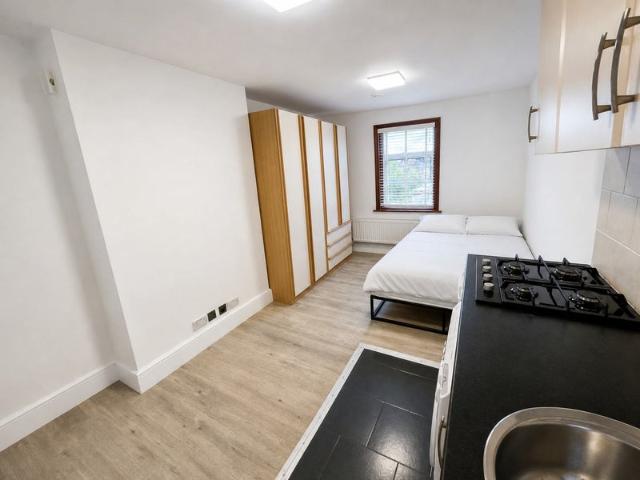 Newly Refurbished Self Contained Studio W12