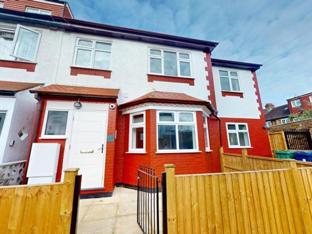 Newly refurbished studio close to Acton Main Line!