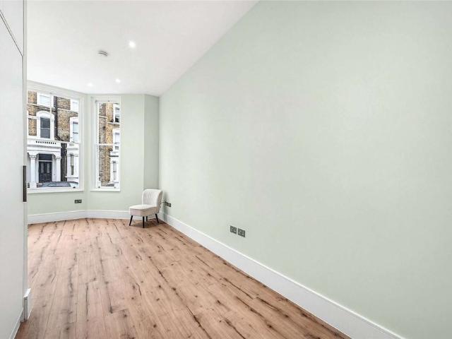 Newly refurbished Studio Flat in a desirable and highly regarded area conveniently close to Kensington Olympia 0.5 miles