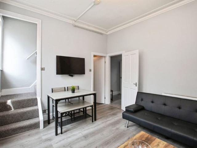NEWLY REFURBISHED STUNNING MODERN 4 BED HOUSE CLOSE TO UNI AND CITY CENTRE