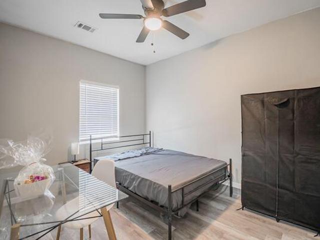 Newly & Spacious renovated home, Comforts rooms with Queen bed, High Speed Wifi, work space with Kitchen supply available