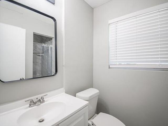 Newly & Spacious renovated home, Comforts rooms with Queen bed, High Speed Wifi, work space with Kitchen supply available